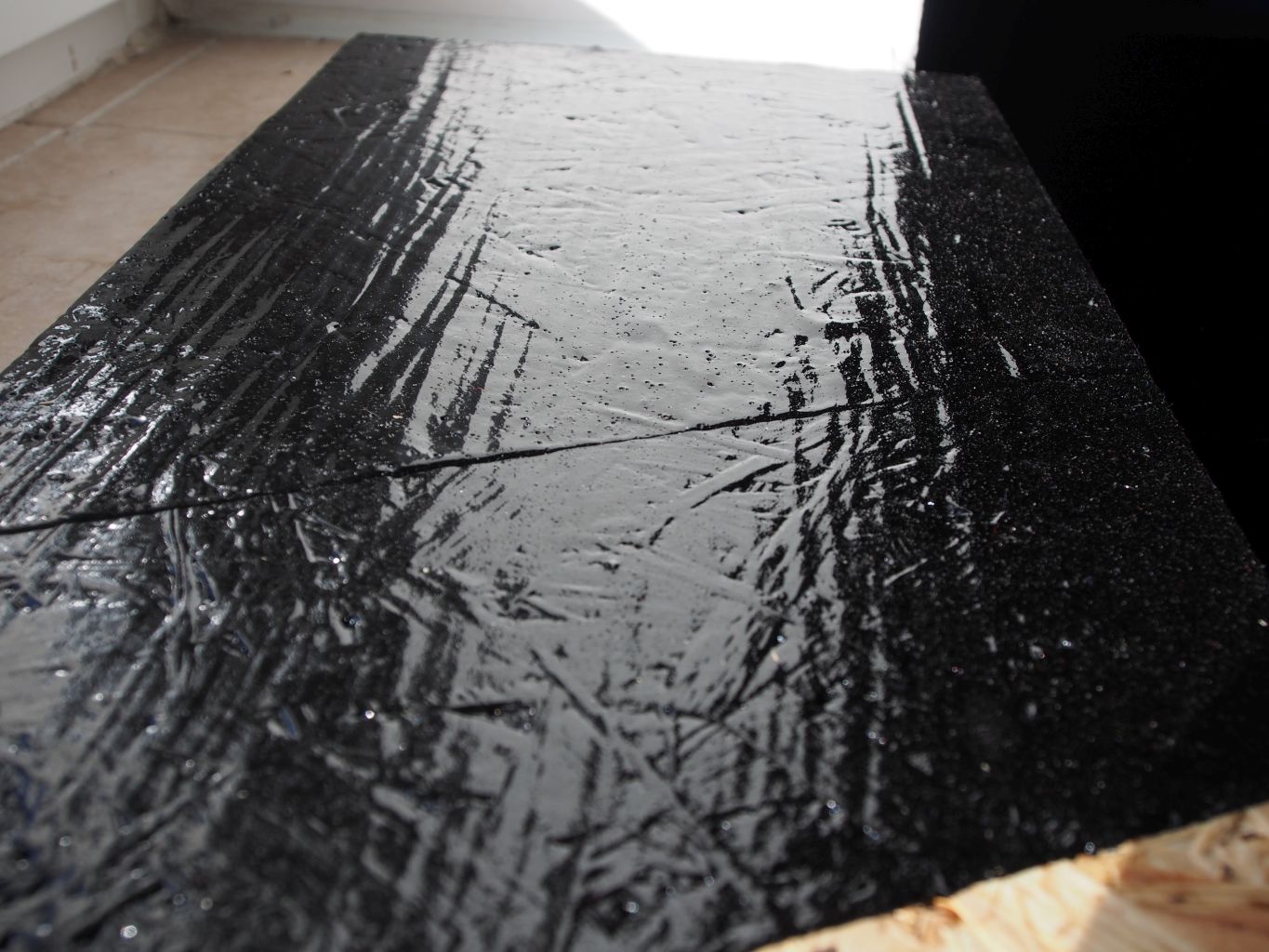 Vonkajší hydroizolačný náter na OSB dosky tekutou gumou | StopVode.sk